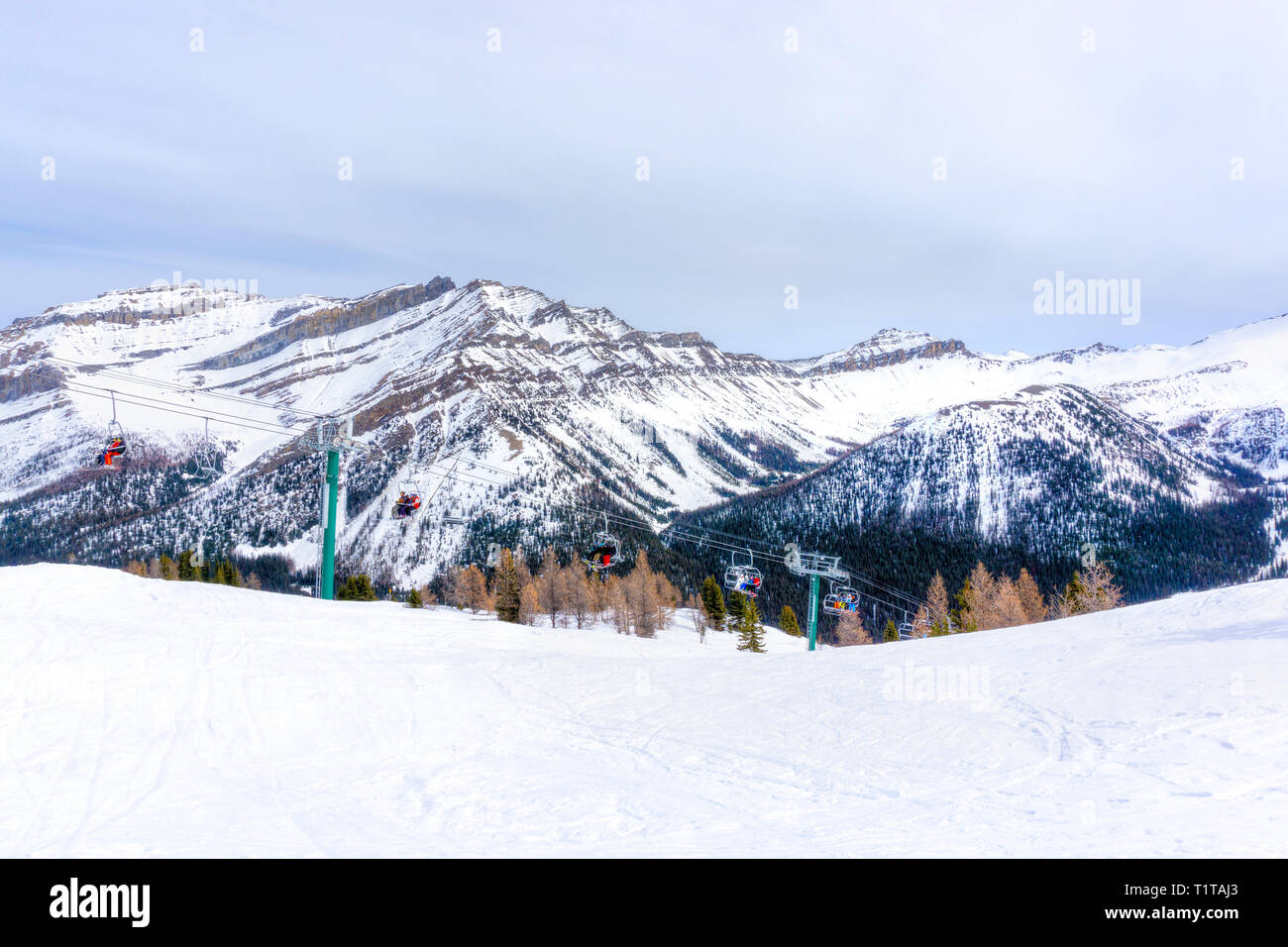 Lake louise mountain resort hi-res stock photography and images - Alamy