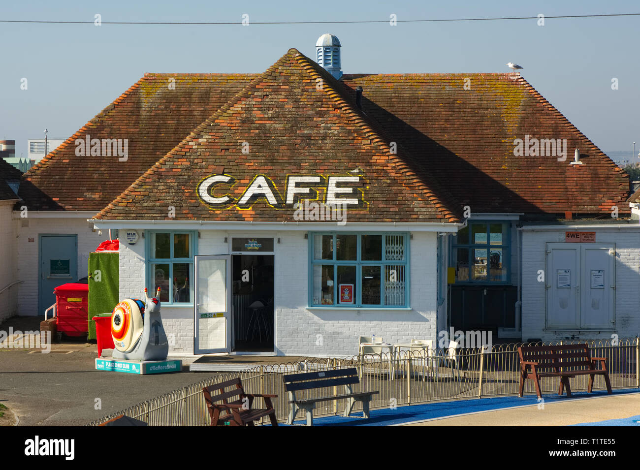 Brighton seafront restaurant hi-res stock photography and images - Alamy
