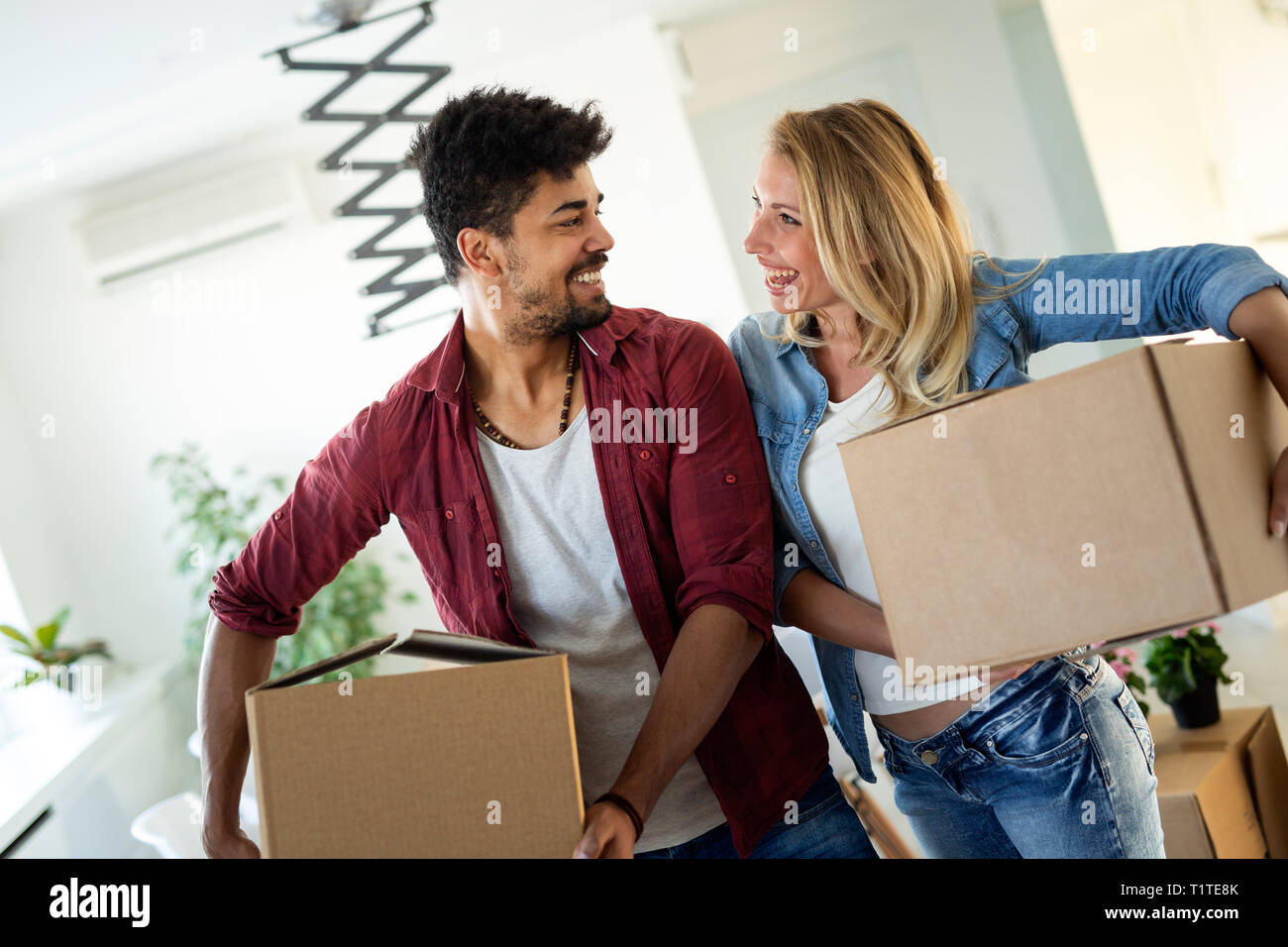 Couple move in house hi-res stock photography and images - Alamy