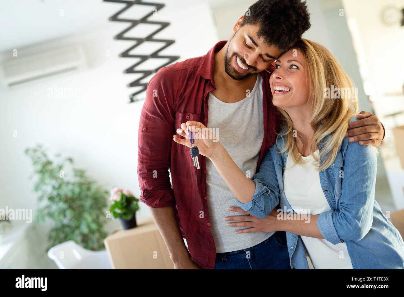 Happy couple moving house hi-res stock photography and images - Alamy