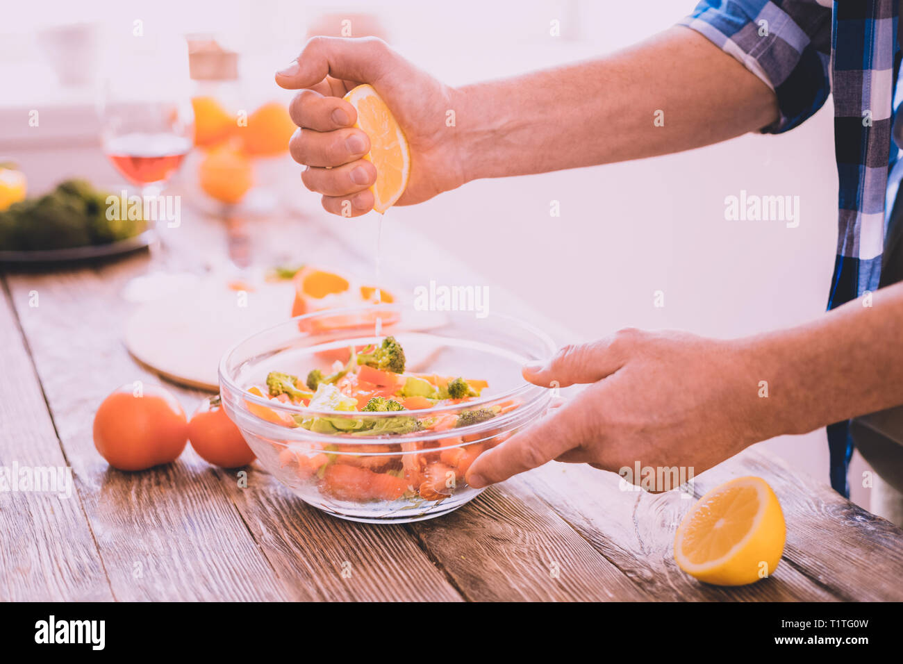 Experienced cook adding lemon juice to a dish Stock Photo - Alamy