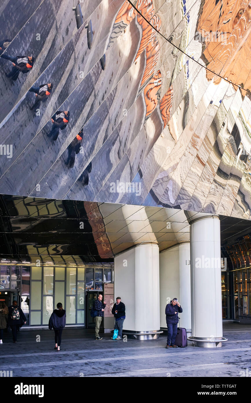 Reflective cladding hi-res stock photography and images - Alamy