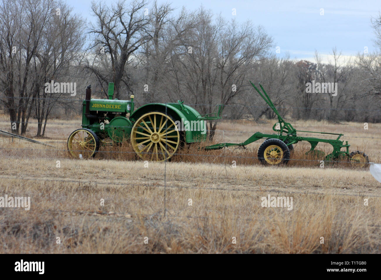 John deere tractor outside hi-res stock photography and images - Alamy
