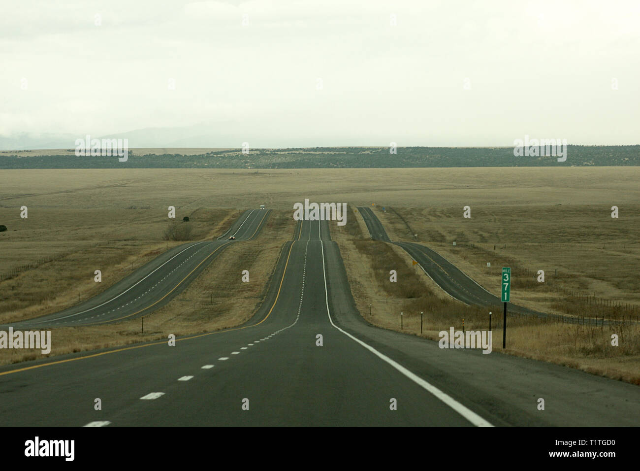 Two way highway hi-res stock photography and images - Alamy