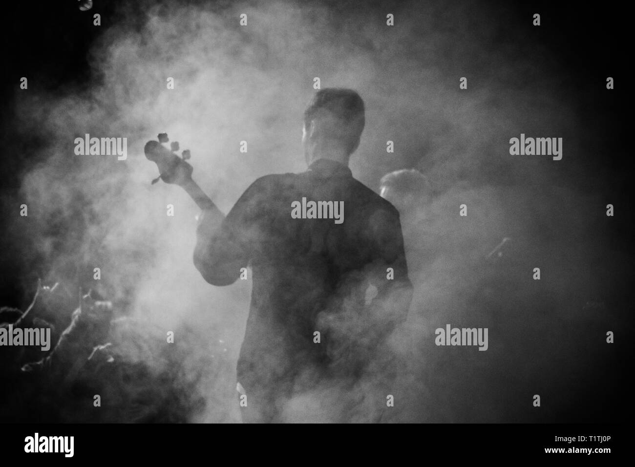 Live rock performance hi-res stock photography and images - Alamy