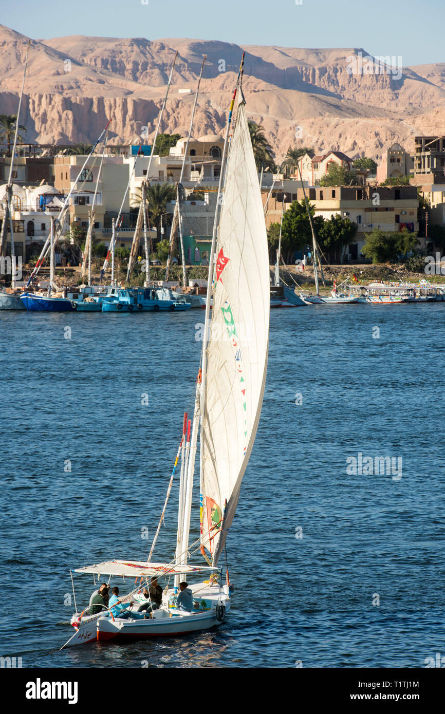 Fluss nil boot hi-res stock photography and images - Alamy