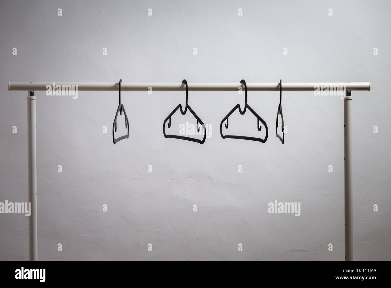 close up of hangers on a clothes rack Stock Photo - Alamy