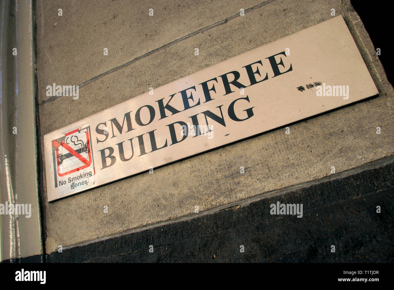 Auckland New Zealand sign for smokefree building 2009 Stock Photo - Alamy