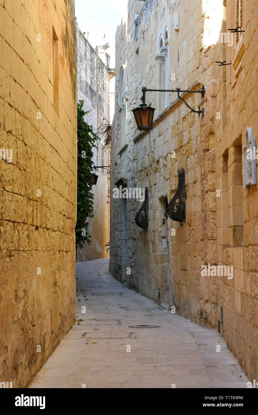 Narrow alley mdina malta hi-res stock photography and images - Alamy