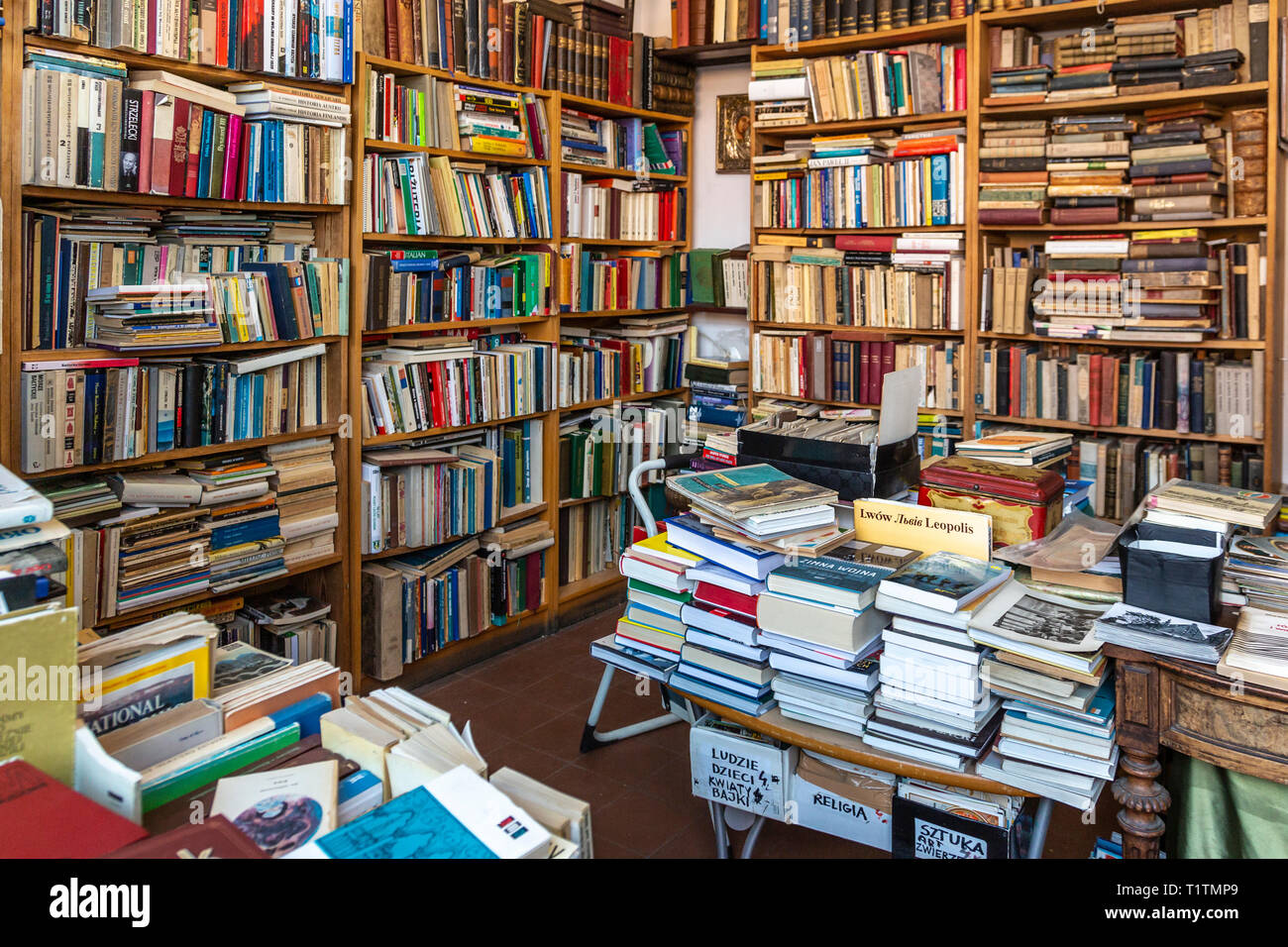 Inside old book shop hi-res stock photography and images - Alamy