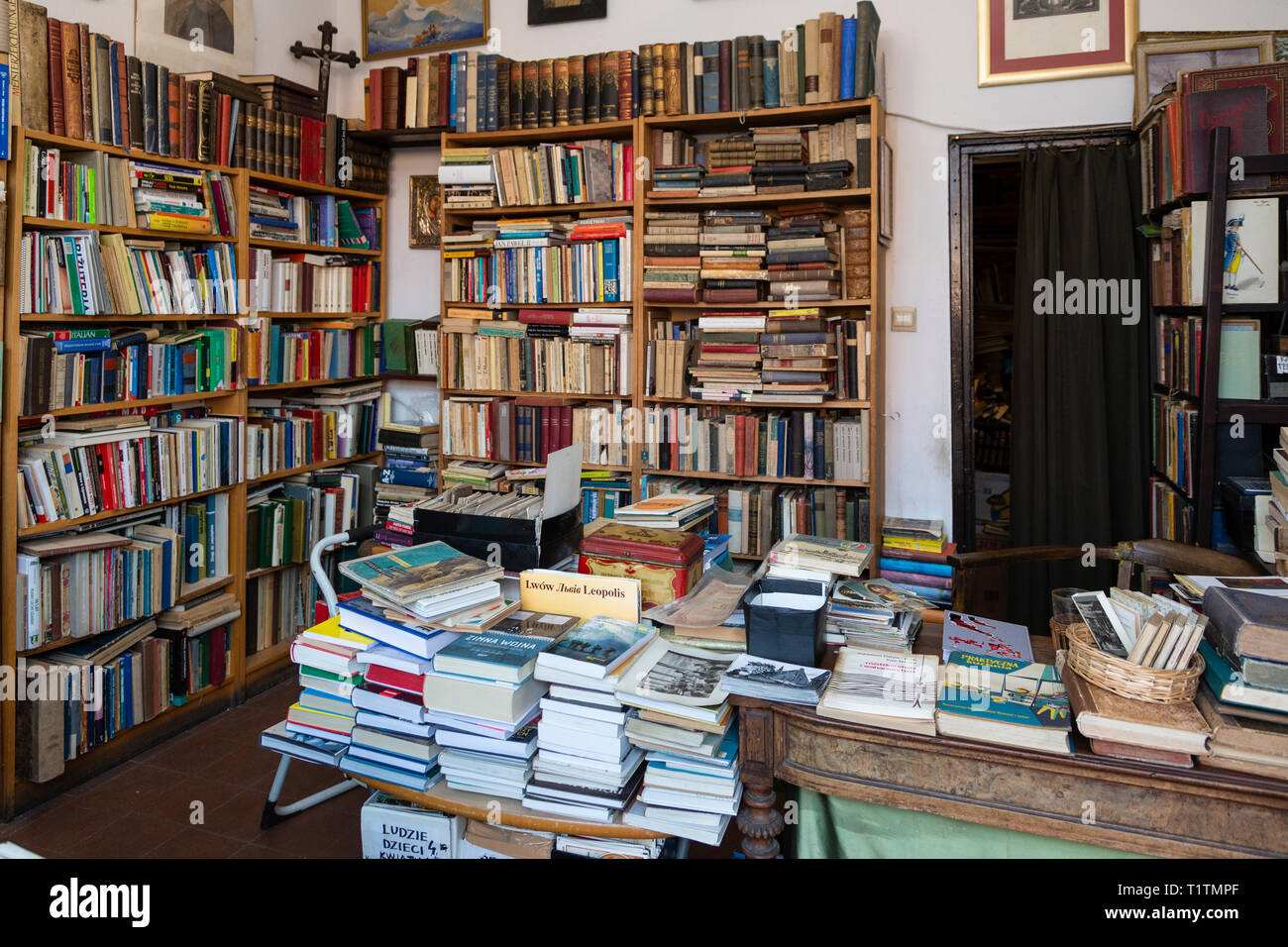 Inside old book shop hi-res stock photography and images - Alamy