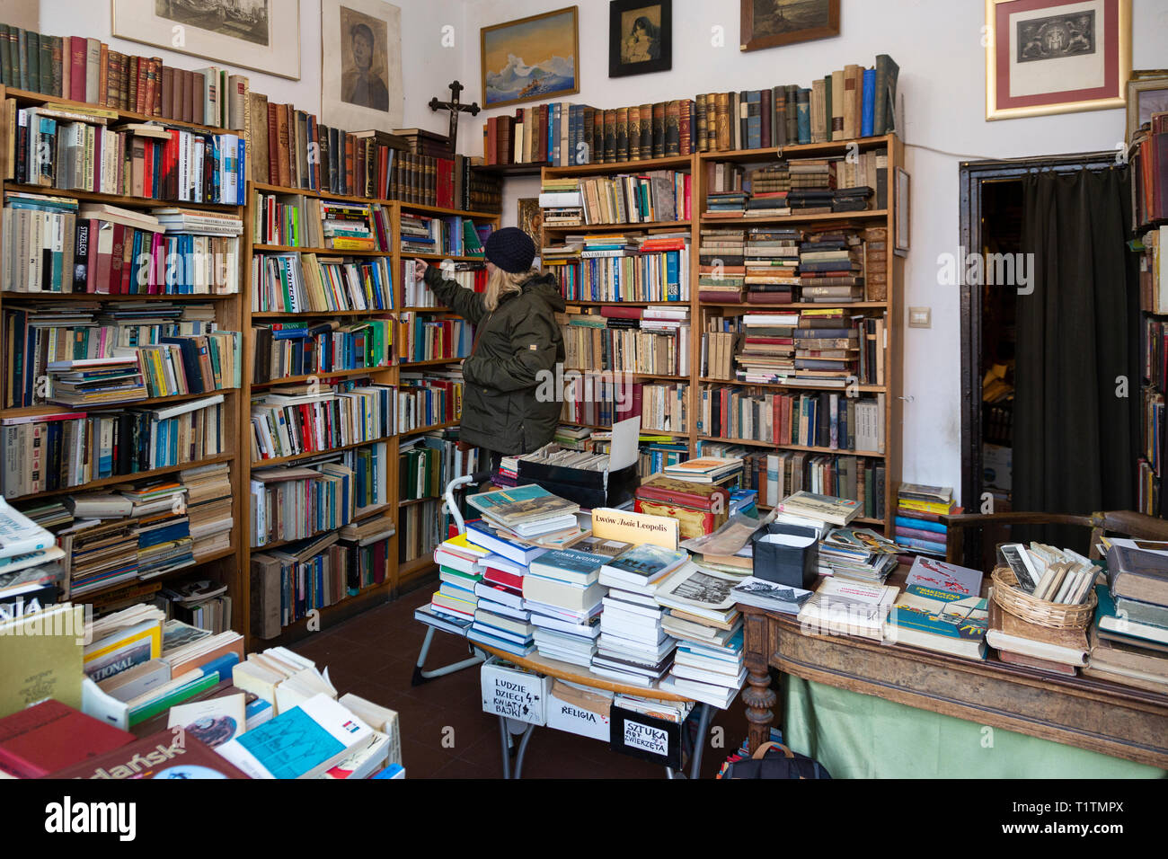 Old bookshop woman hi-res stock photography and images - Alamy