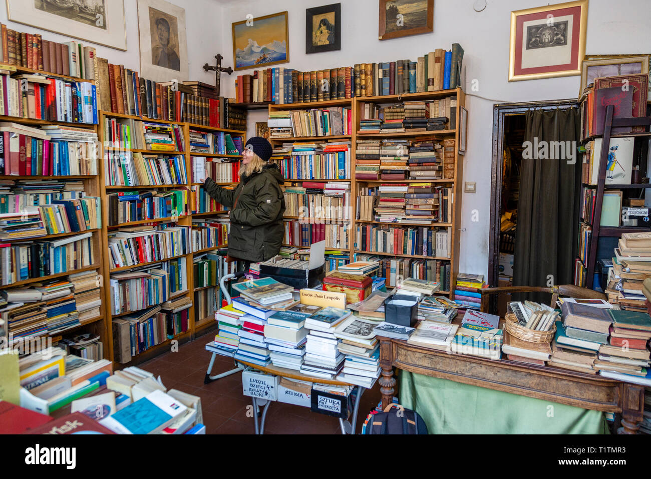 Inside old book shop hi-res stock photography and images - Alamy