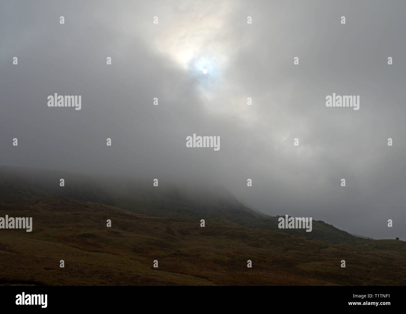 Morning cloud over the Kinder Scout plateau on the William Clough path ...