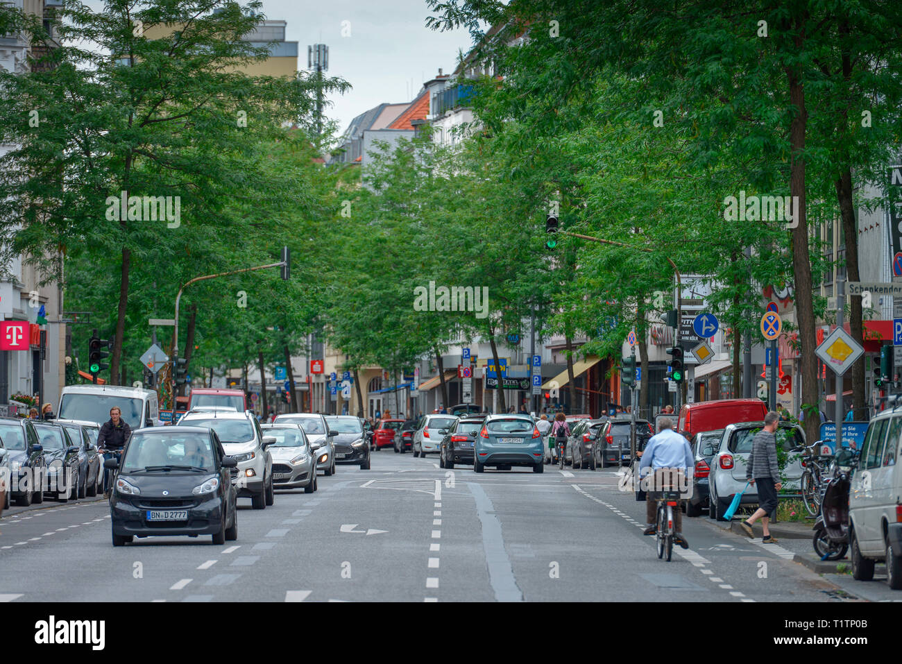 Strassenszene, Neusser Strasse, Nippes, Koeln, Nordrhein-Westfalen ...