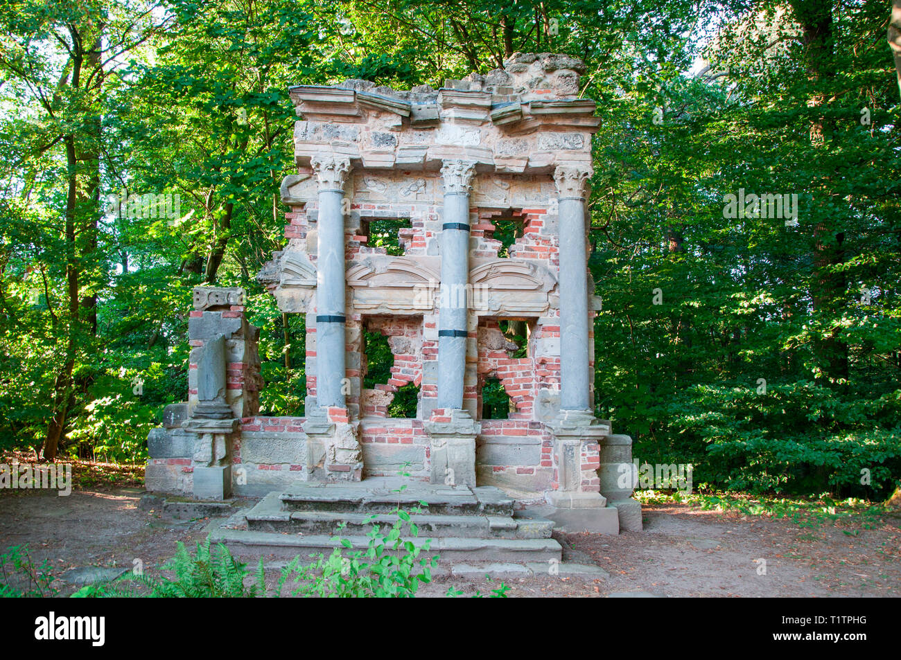 Pillars horizontal hi-res stock photography and images - Alamy