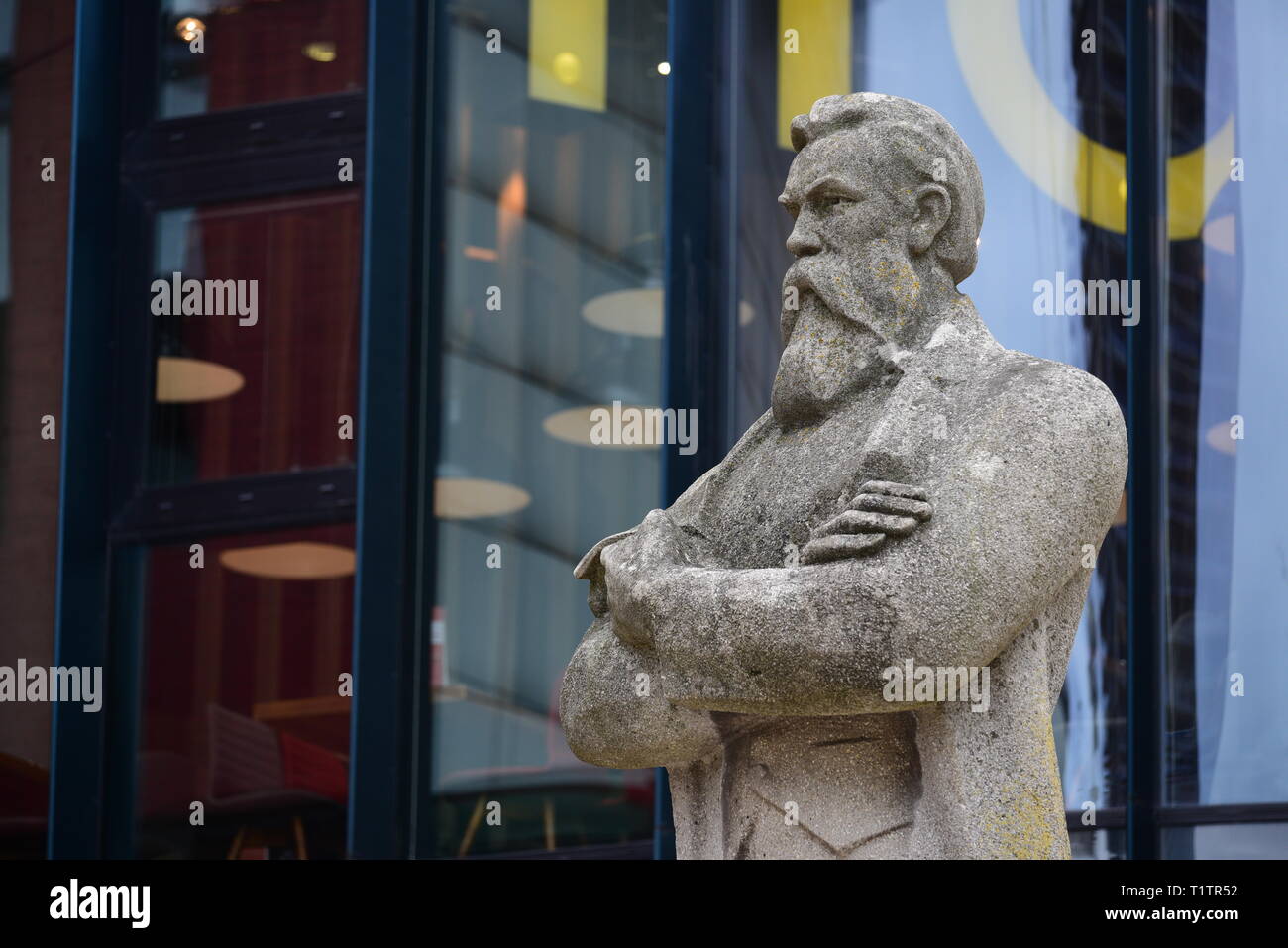 Freidrich Engels statue in Manchester Stock Photo - Alamy
