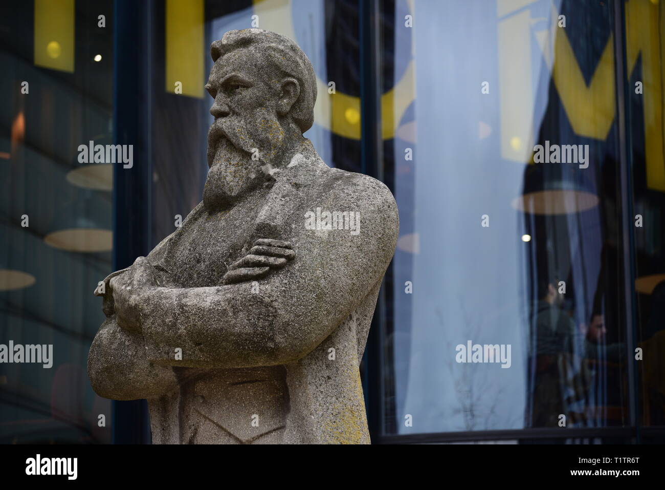 Freidrich Engels statue in Manchester Stock Photo - Alamy