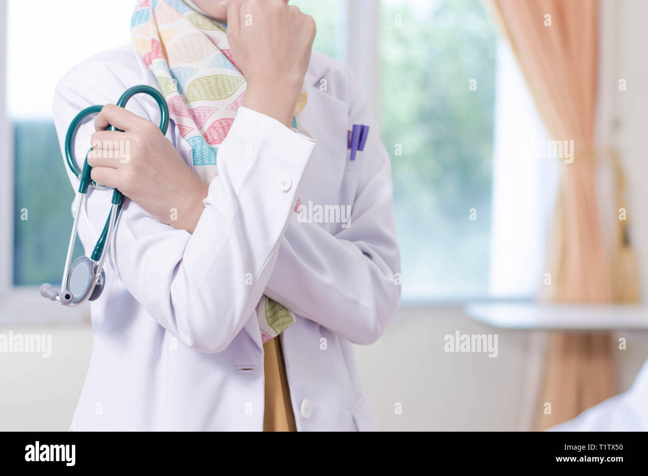 Muslim female doctor hi-res stock photography and images - Alamy