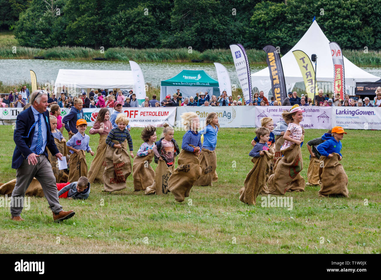 Sack race girls hi-res stock photography and images - Alamy