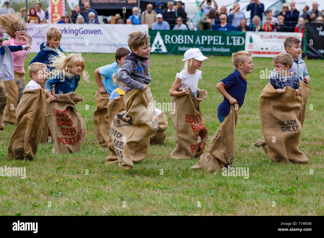 Sack race girls hi-res stock photography and images - Alamy