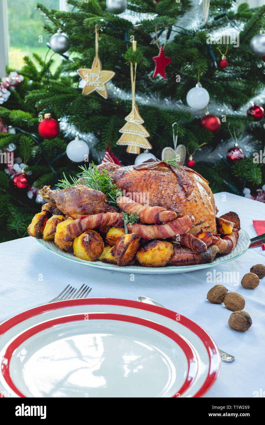 Christmas dinner turkey roast potatoes hi-res stock photography and ...