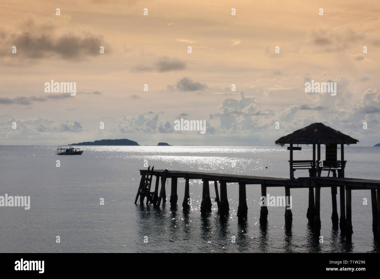Backlit beach hi-res stock photography and images - Alamy