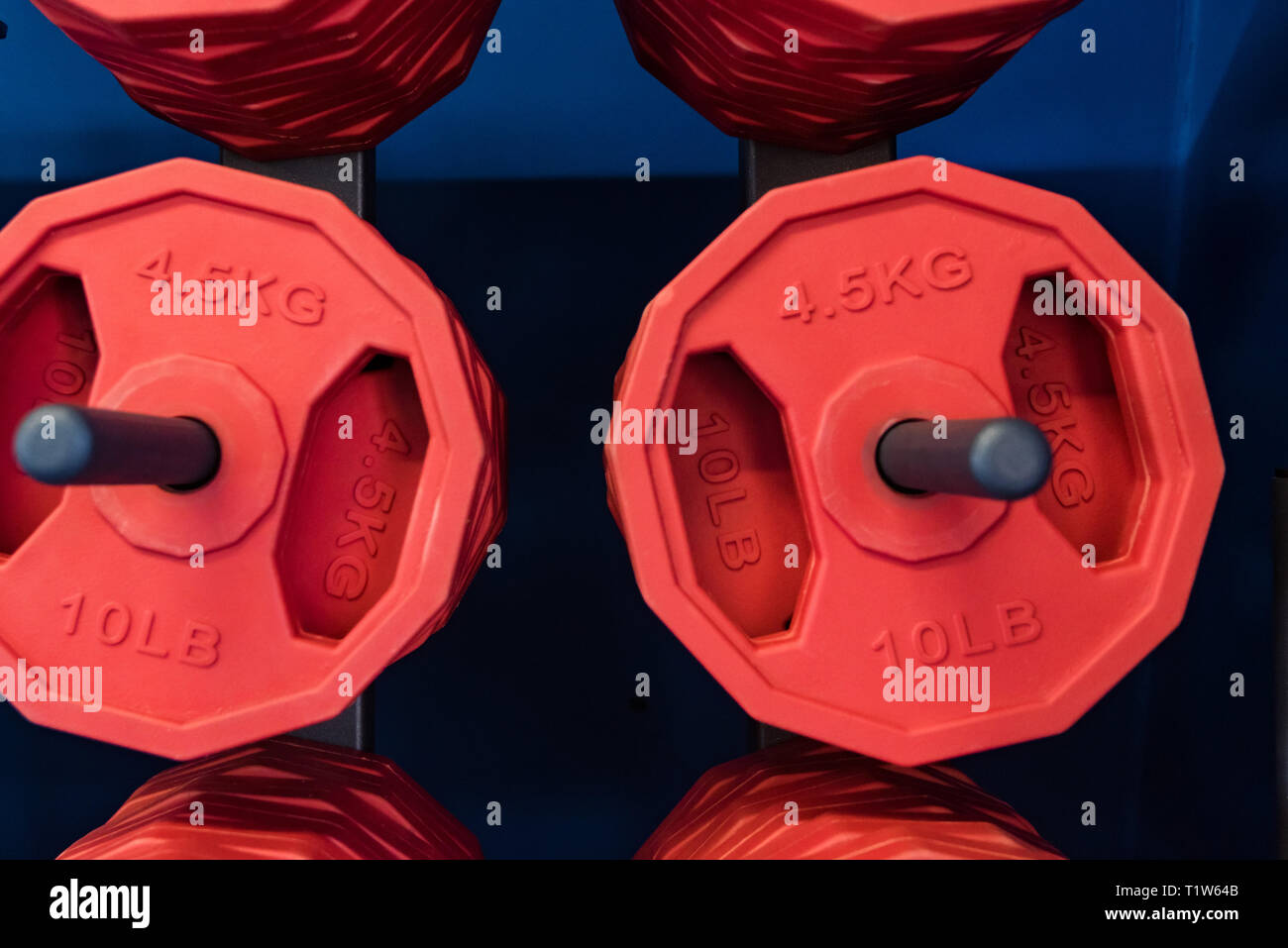 Red weight plates hi-res stock photography and images - Alamy