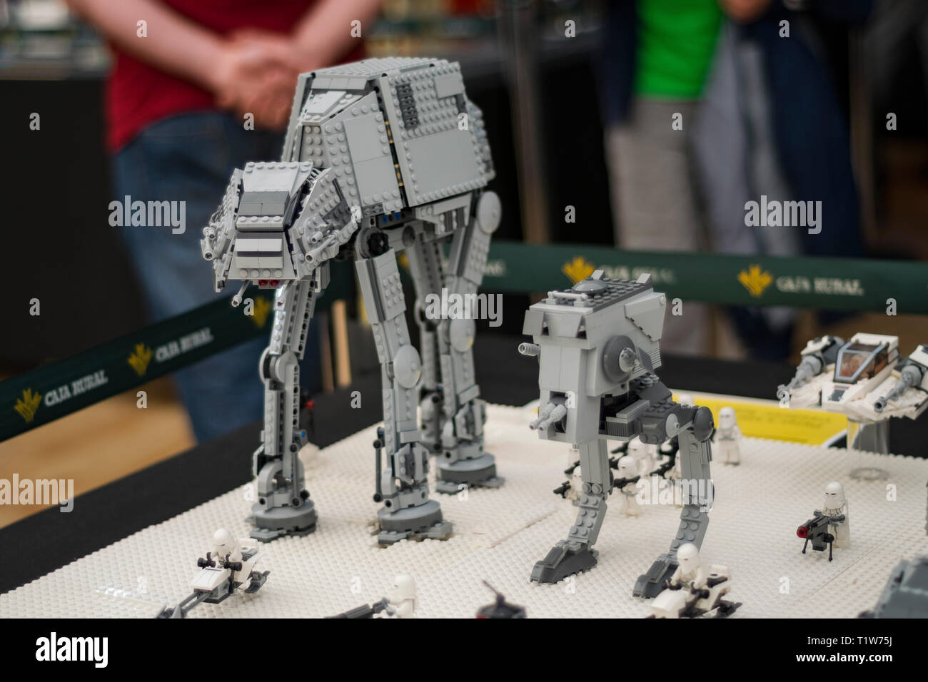 Niños lego hi-res stock photography and images - Alamy