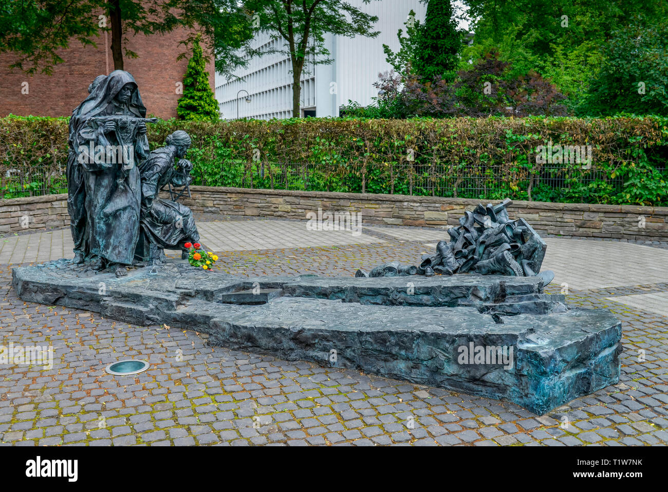 Edith stein statue hi-res stock photography and images - Alamy