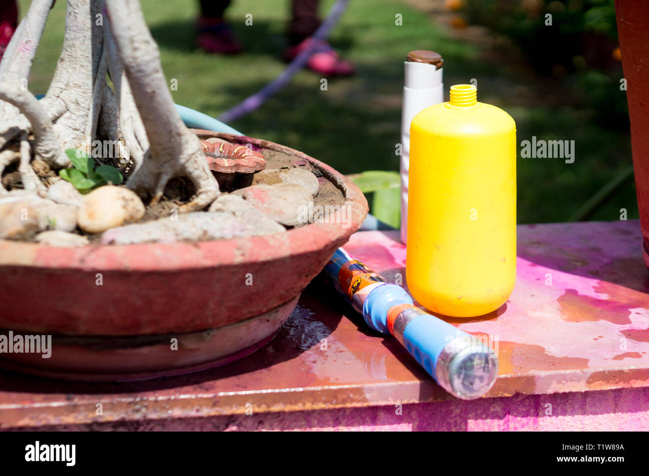 Child hand water gun hi-res stock photography and images - Alamy