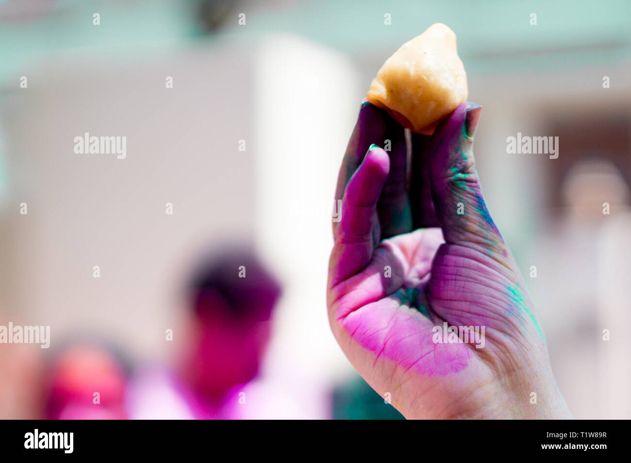 Samosa hand hi-res stock photography and images - Alamy