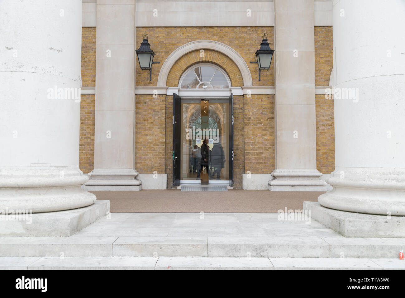 Saatchi gallery london hi-res stock photography and images - Alamy