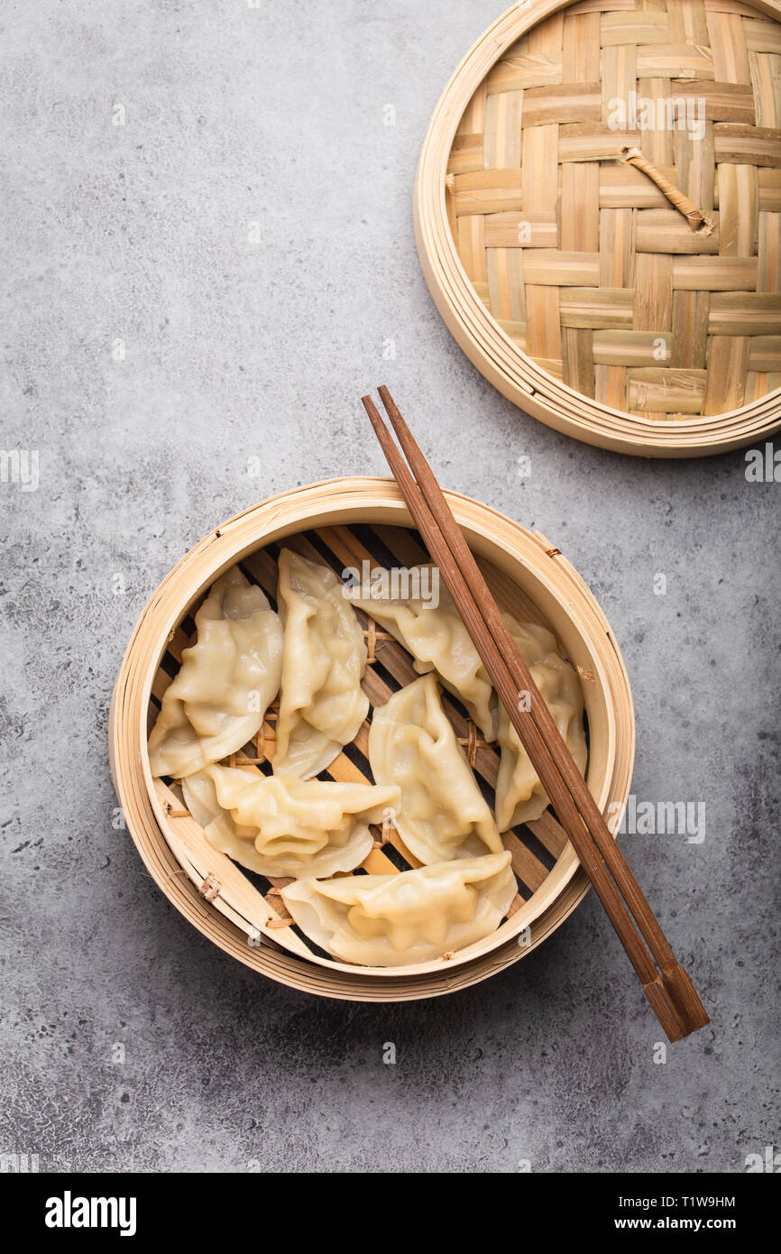 Asian dumplings in bamboo steamer Stock Photo - Alamy