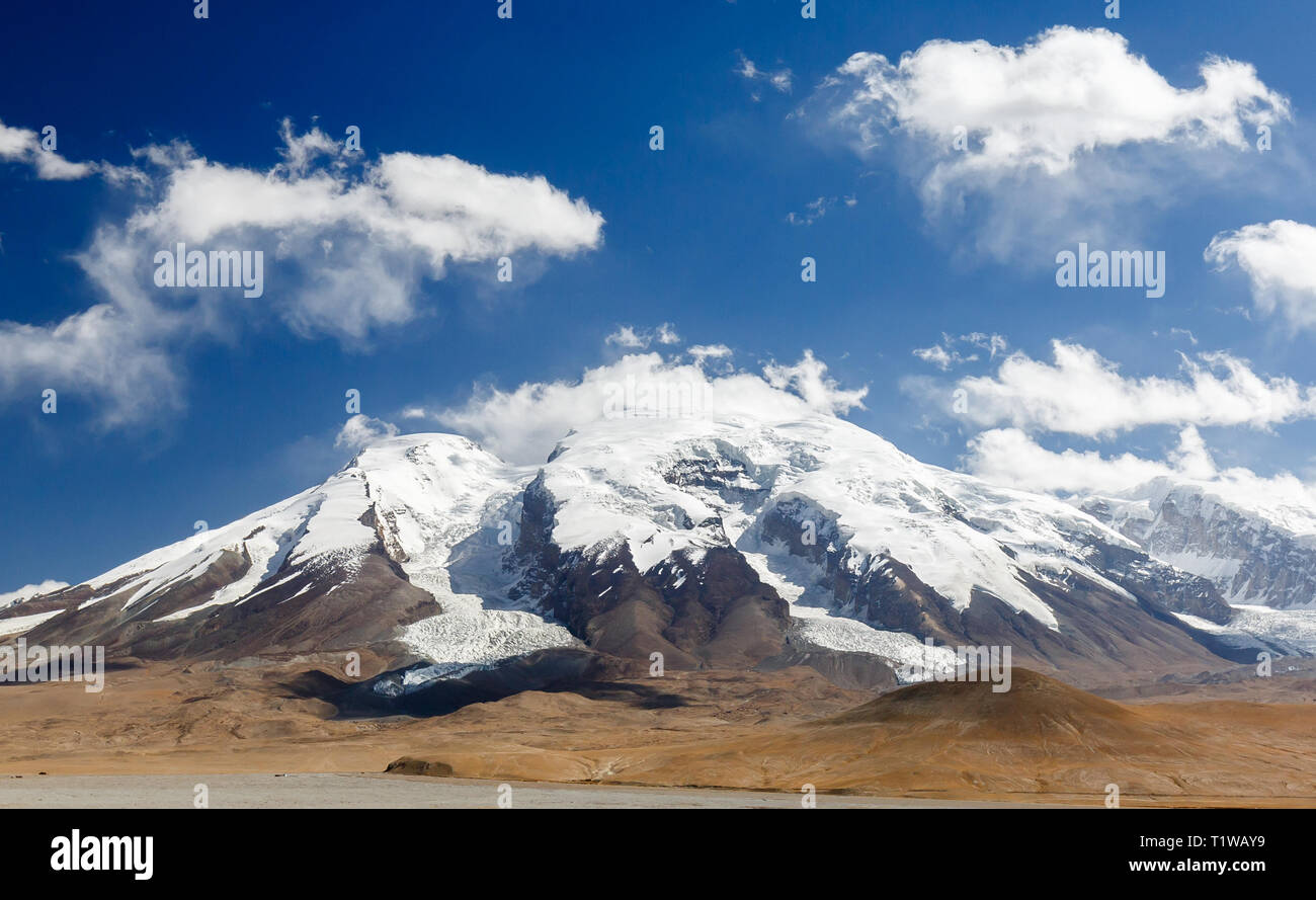 Muztagh ata peak hi-res stock photography and images - Alamy