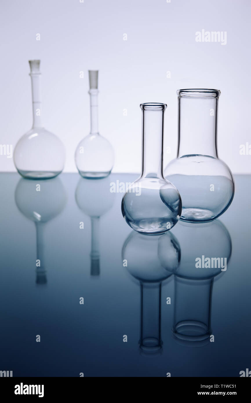 Beakers flask hi-res stock photography and images - Alamy