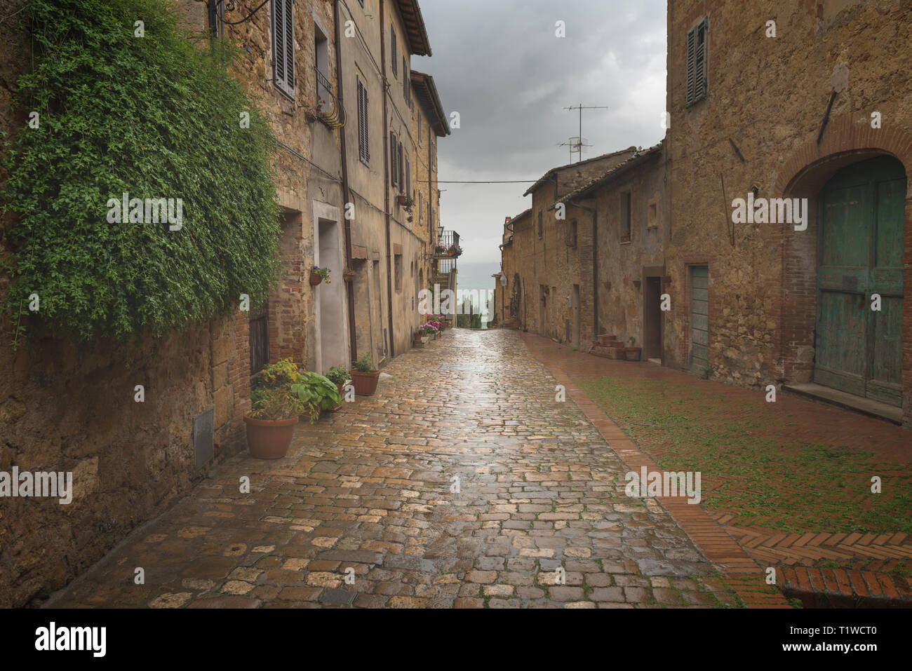 Colorful street in pienza hi-res stock photography and images - Alamy