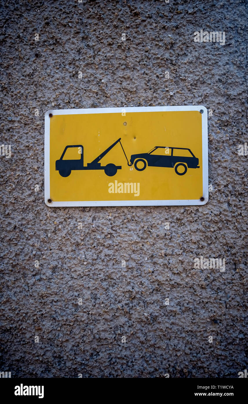 No parking warning sign, your car is going to get towed Stock Photo - Alamy