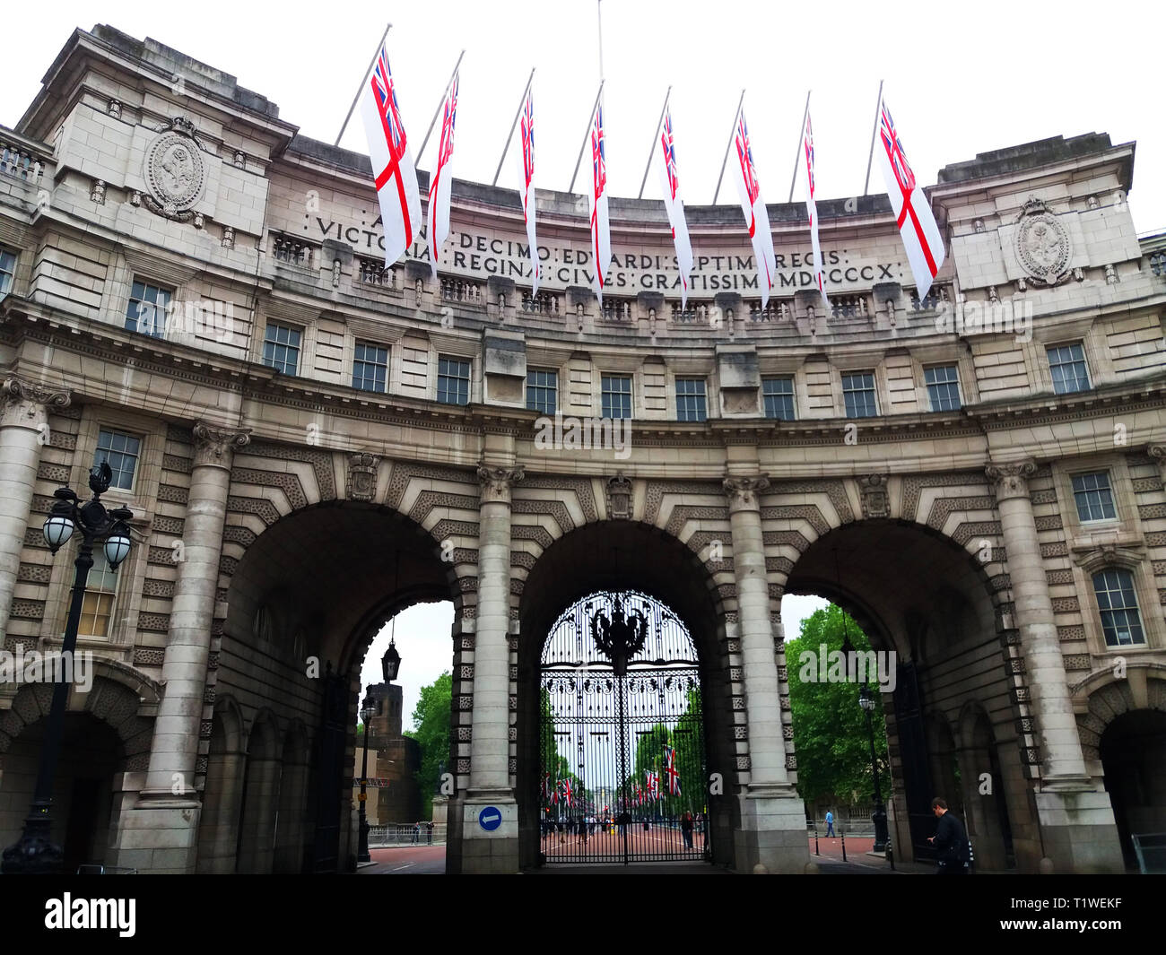 Great archway near the Buckingham Palace in London Stock Photo - Alamy