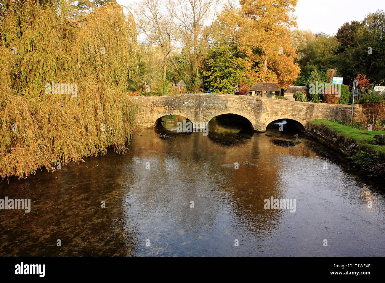 Bridge over the River Coln in Bibury Stock Photo - Alamy