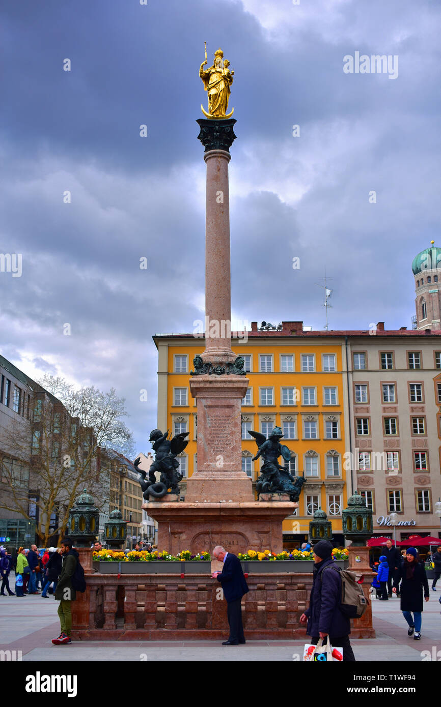 Column with little statues and flowers on the Marienplatz in Munich ...