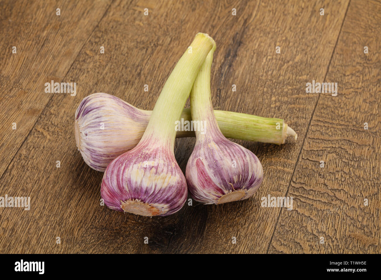 Young ripe aroma garlic heap Stock Photo - Alamy
