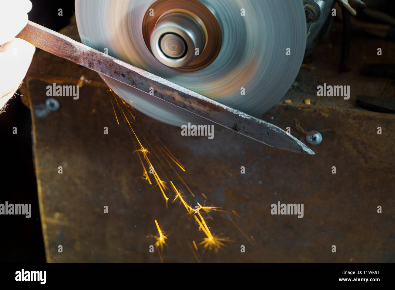 Worker fabrication knife a circular saw blade sharpening Circular Saw ...