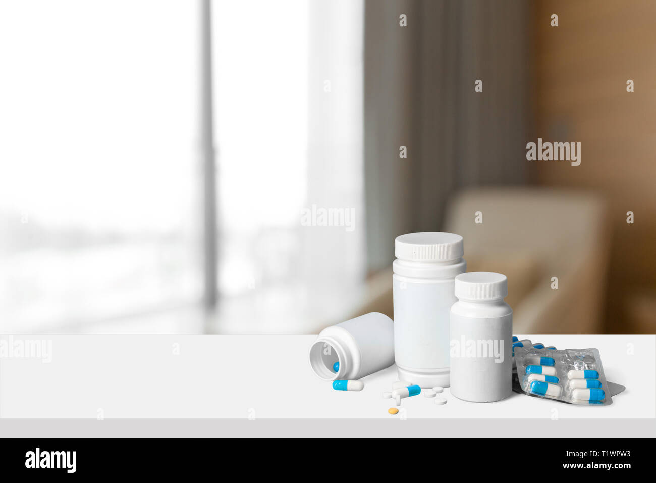 Capsules pouring from bottle container hi-res stock photography and ...