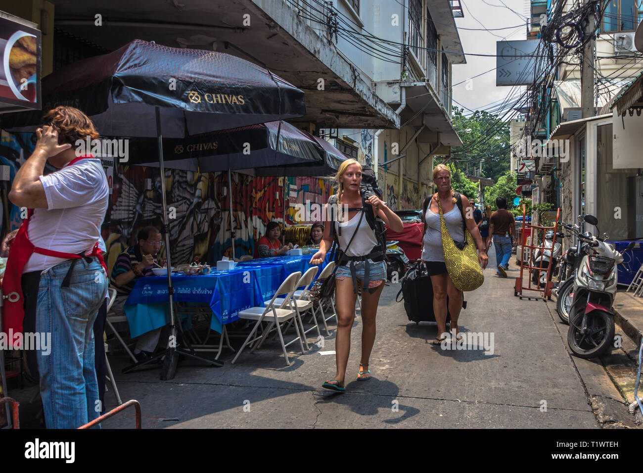 Bangkok girls hi-res stock photography and images - Alamy