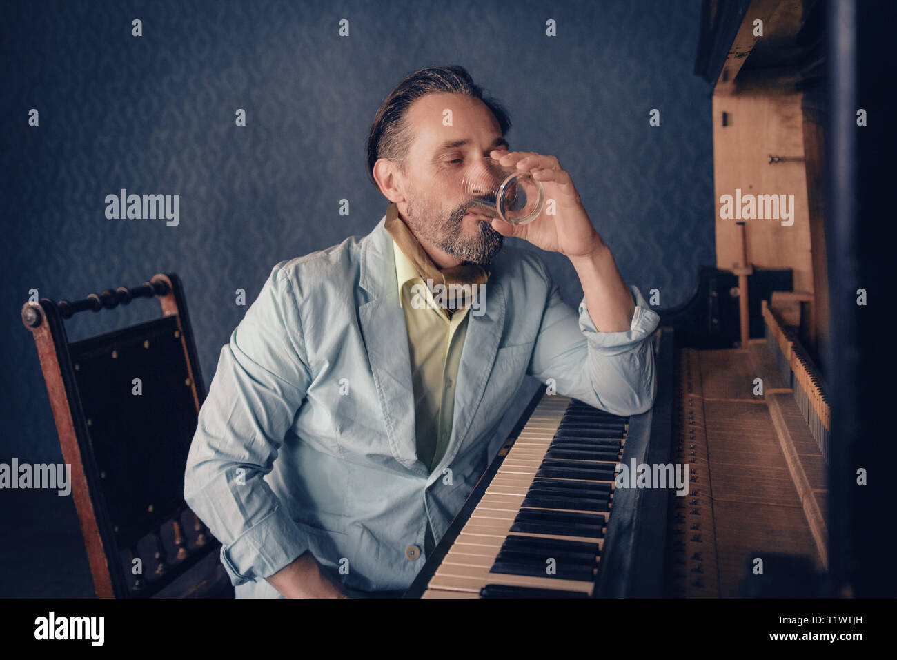 Sitting at piano hi-res stock photography and images - Alamy