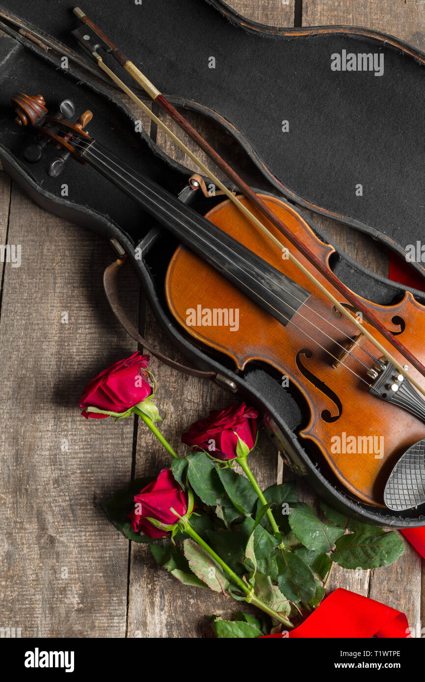 Violin roses hi-res stock photography and images - Alamy