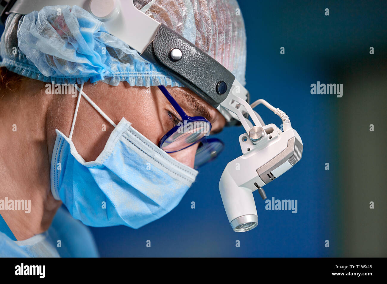 Portrait of surgeon wearing hygiene hat hi-res stock photography and ...