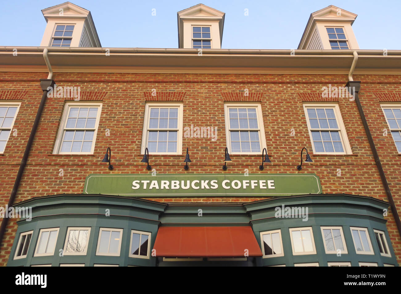 Starbucks hanging sign hi-res stock photography and images - Alamy