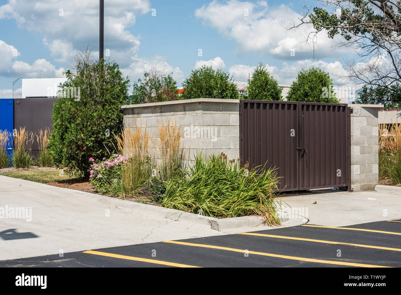 Garbage area behind fast food restaurant Stock Photo - Alamy